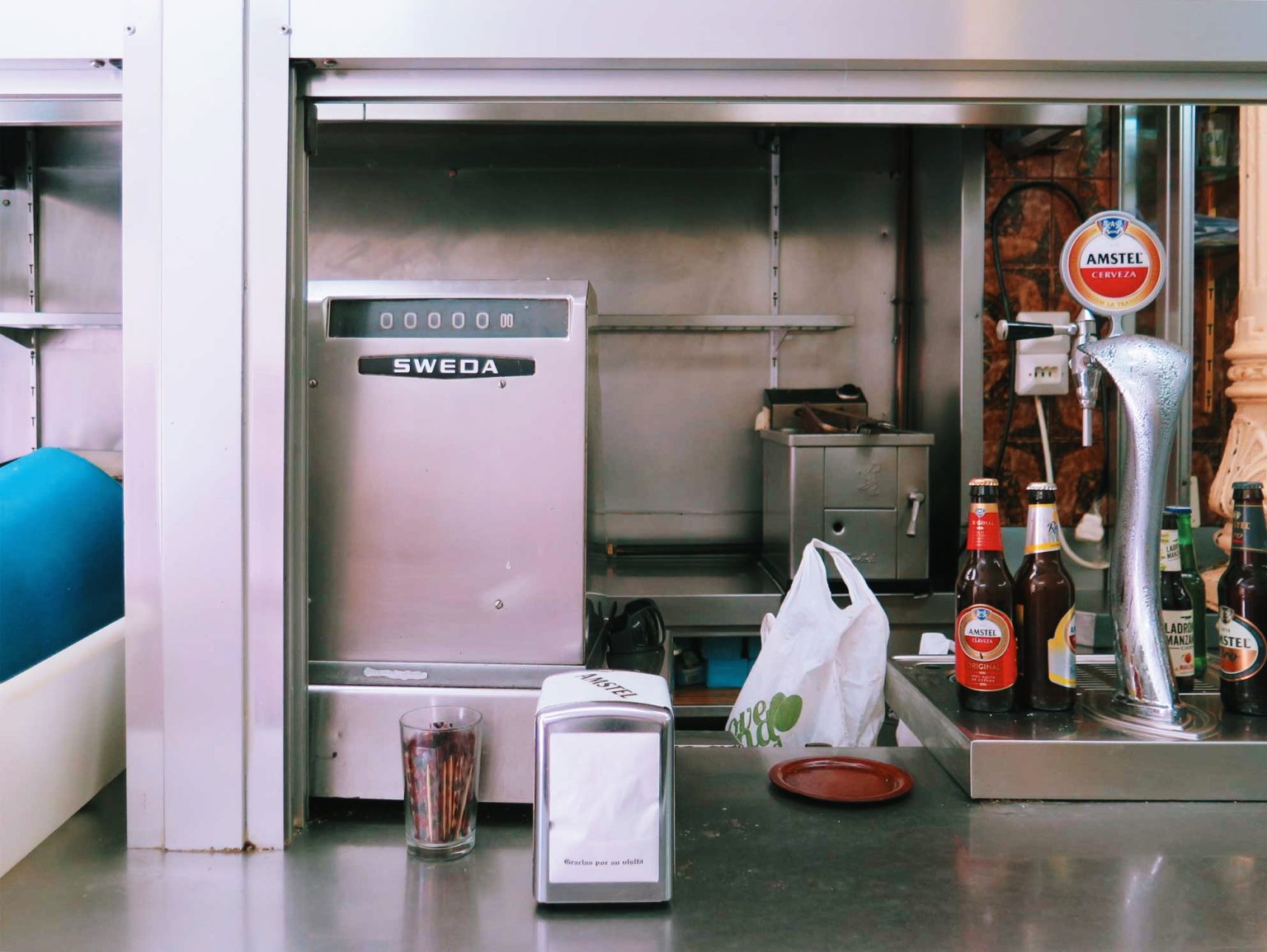 The Rastro fish bar that will never give in to tourism (even when it ...