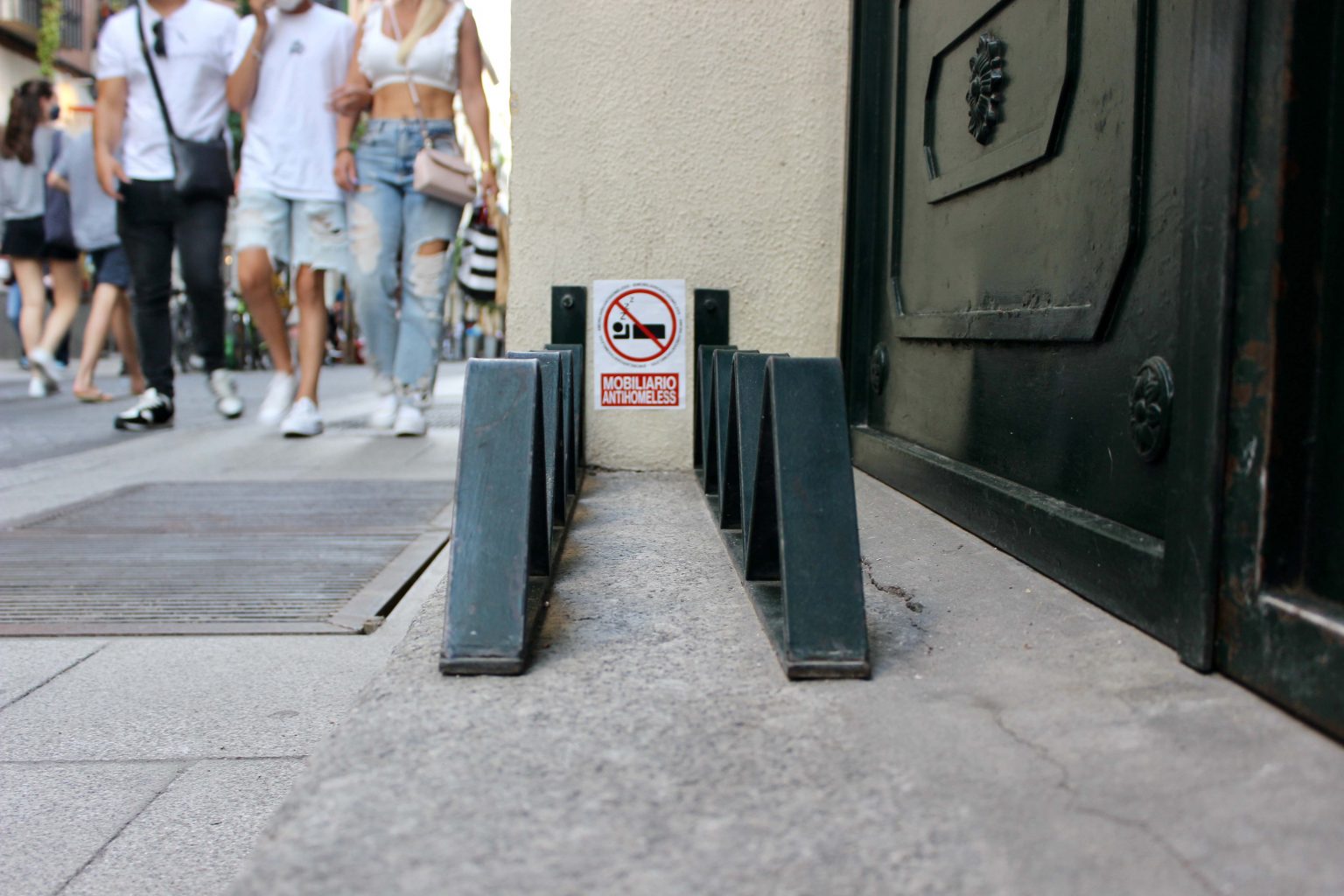 El mobiliario que tiene la única función de hundir a los que ya están ...